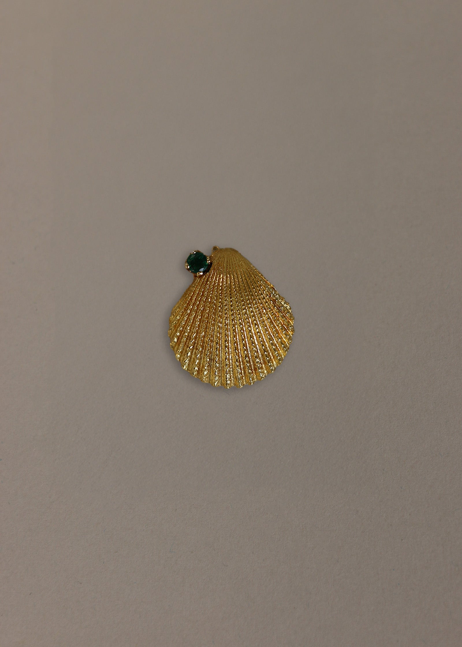 Vintage 18k Emerald Shell Pendant