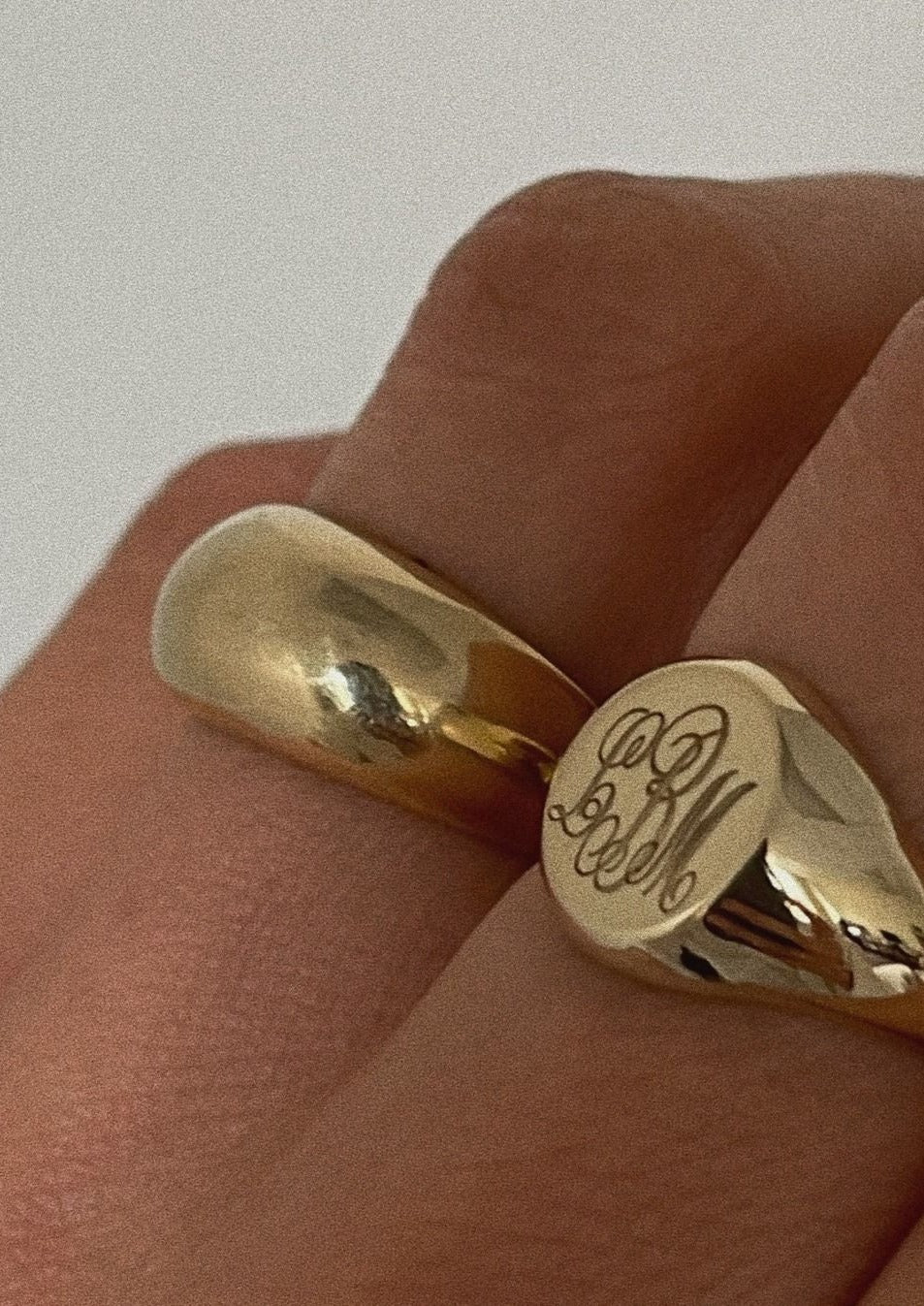 Classic Signet Ring Engraved 14k Gold - Kinn